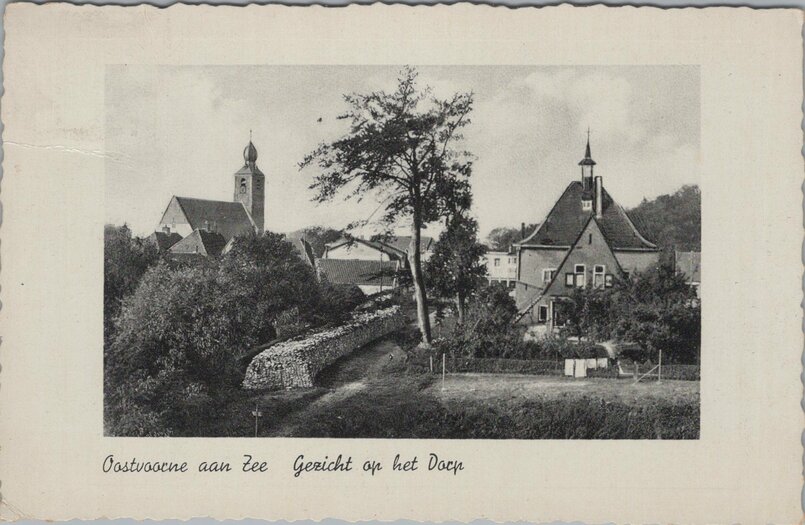 Mooie Oude Ansichtkaart van OOSTVOORNE AAN ZWEE - Gezicht op het Dorp