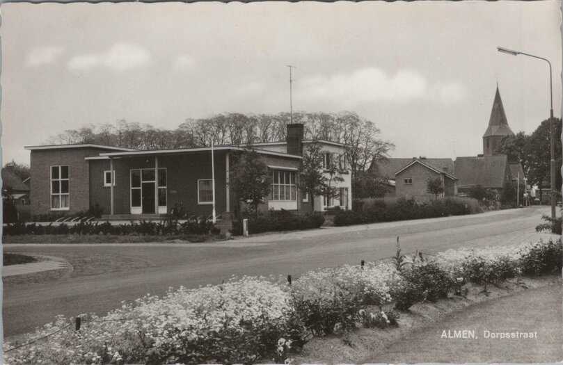 Mooie Oude Ansichtkaart van ALMEN - Dorpsstraat