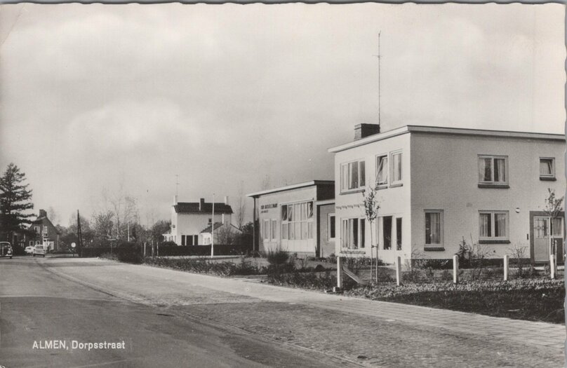 Mooie Oude Ansichtkaart van ALMEN - Dorpsstraat