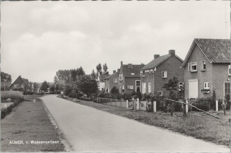 Mooie Oude Ansichtkaart van ALMEN - v. Wassenaarlaan